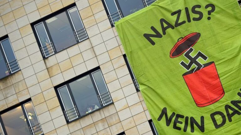 Grünen-Politikerin klebte laut Zeitungsberichten Anti-Nazi-Sticker auf ...